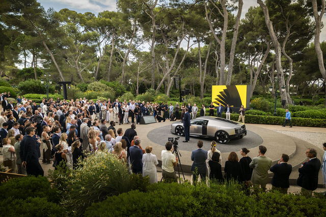 Audi presents its first supercar with a high-performance hybrid ...
